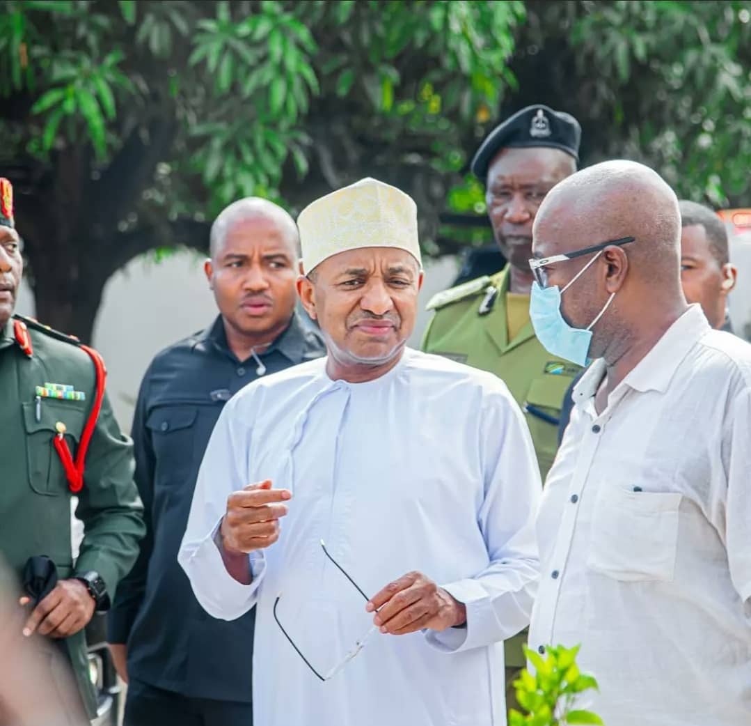 RAIS HUSSEN ,MWINYI AFIKA MSIBANI KWA BABA YAKE MIKOCHENI - MACHINGA RAIS HUSSEN ,MWINYI AFIKA MSIBANI KWA BABA YAKE MIKOCHENI - MACHINGA